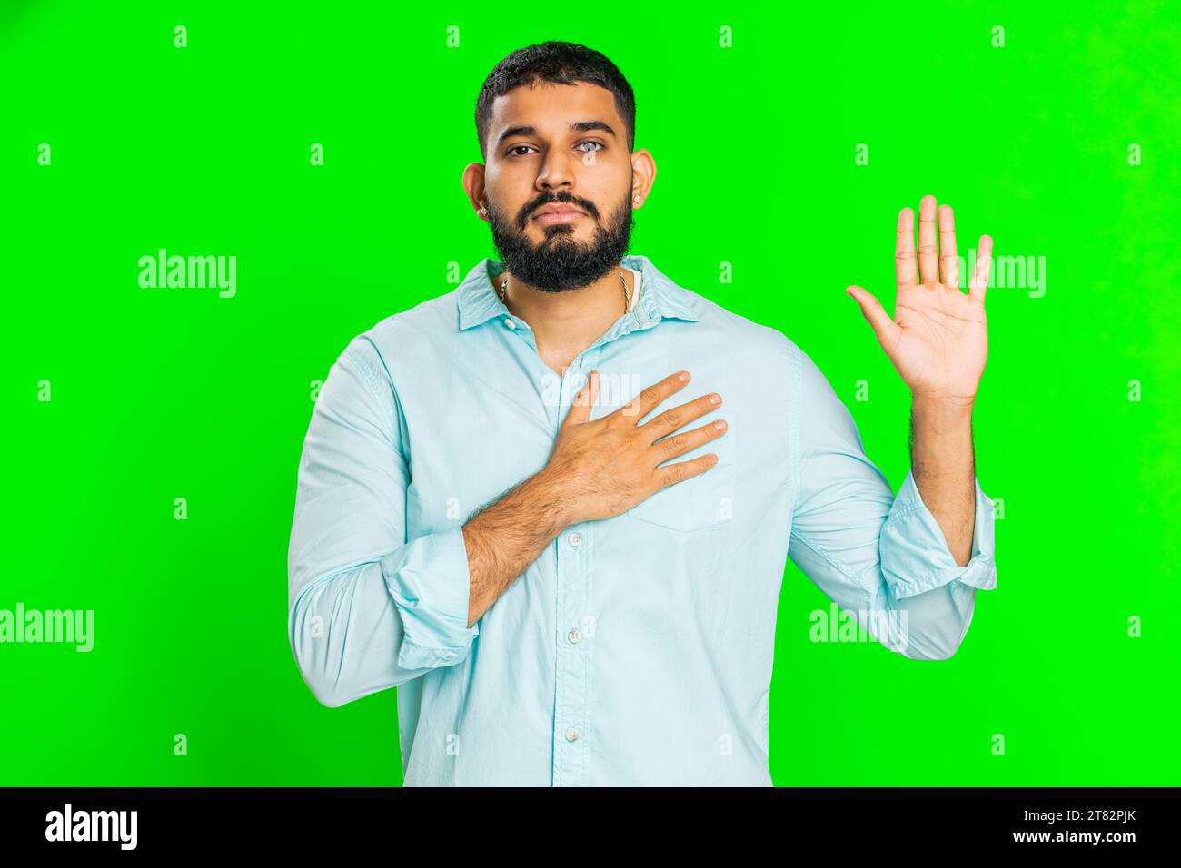 Je jure d'être honnête. Homme indien sincère et responsable levant la ...