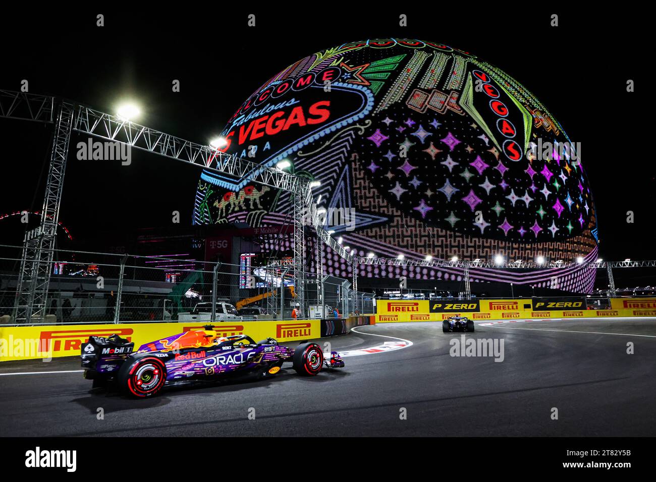 01 VERSTAPPEN Max (nld), Red Bull Racing RB19, action devant la sphère lors du Grand Prix de ...