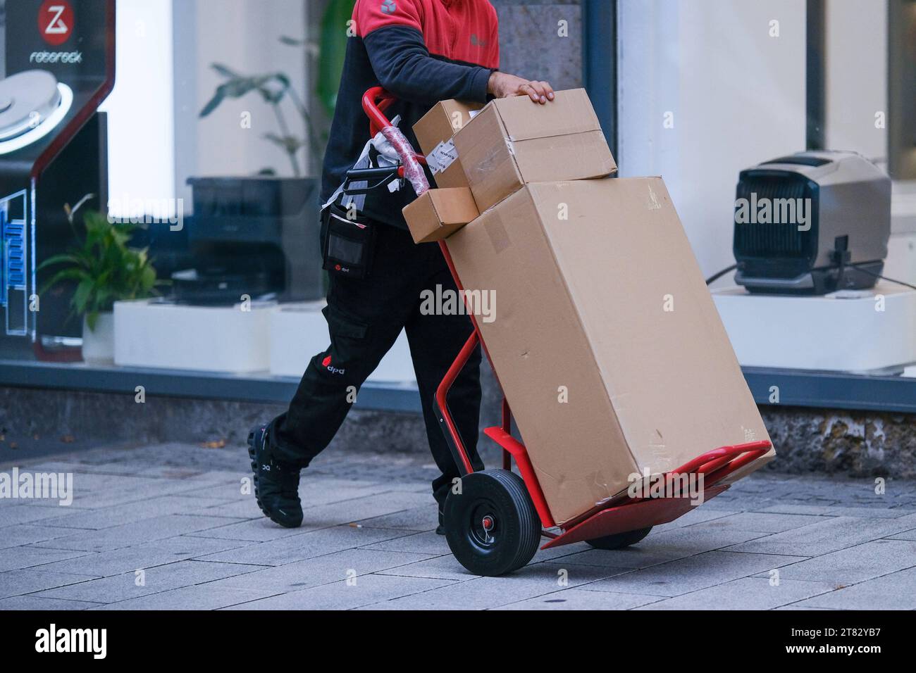 Düsseldorf 18.11.2023 DPD Paket Pakete Paketwagen Postpaketwagen ...