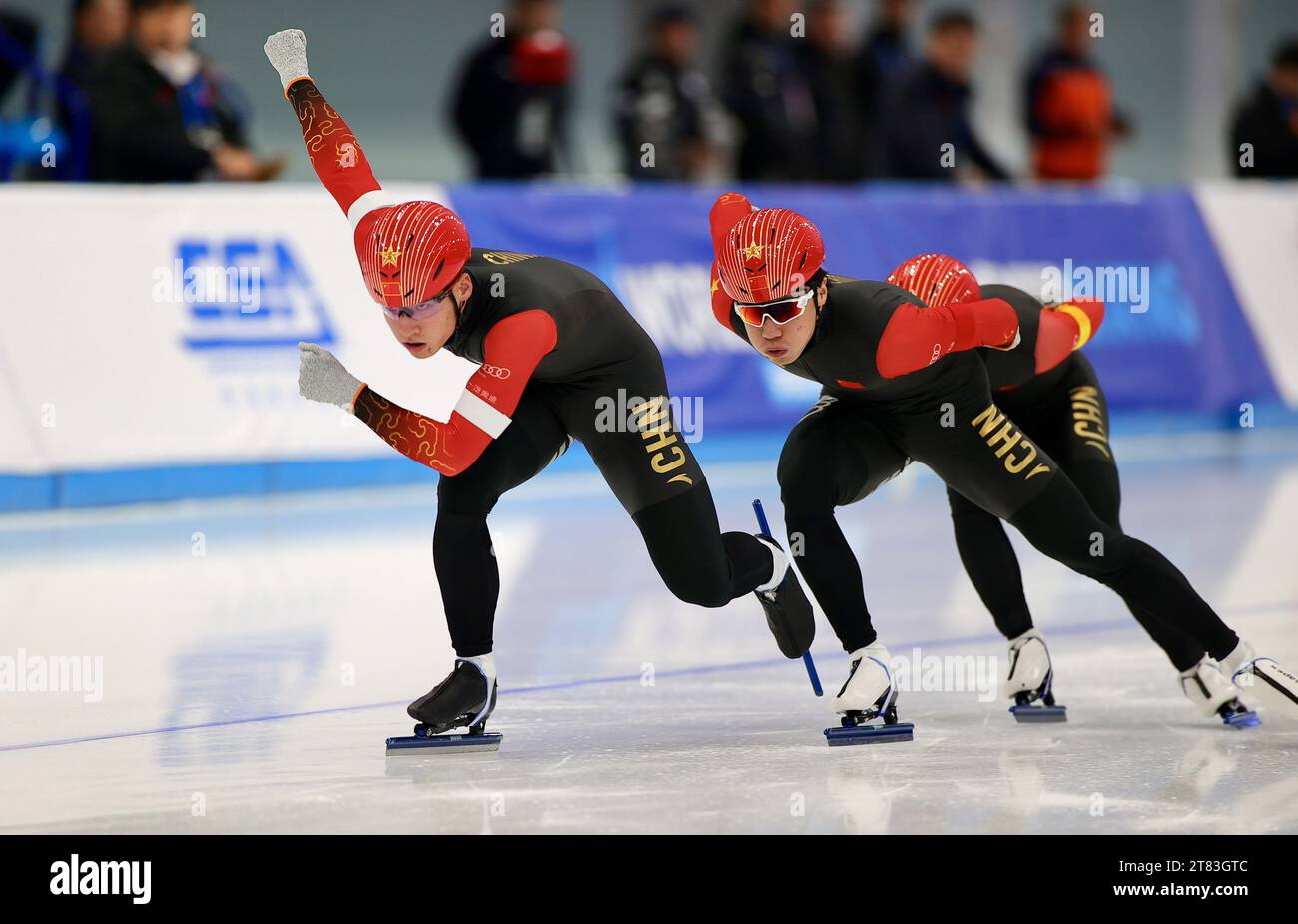 Pékin, Chine. 18 novembre 2023. Les patineurs de Chine concourent lors ...