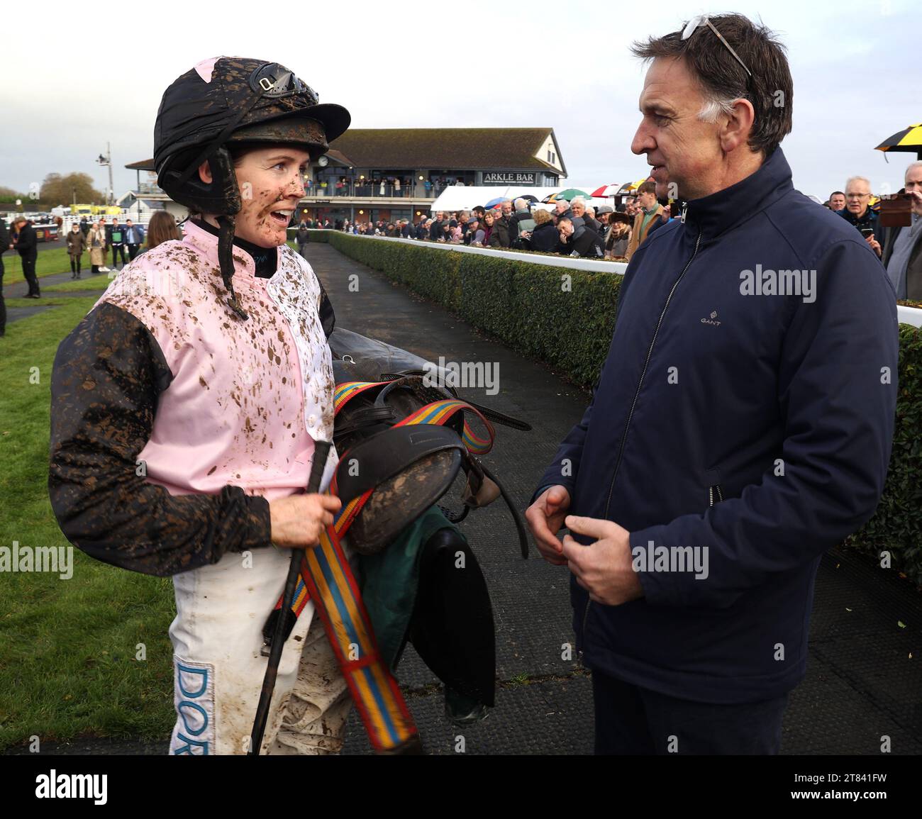Le jockey Rachael Blackmore parle à l'entraîneur Henry de Bromhead dans ...