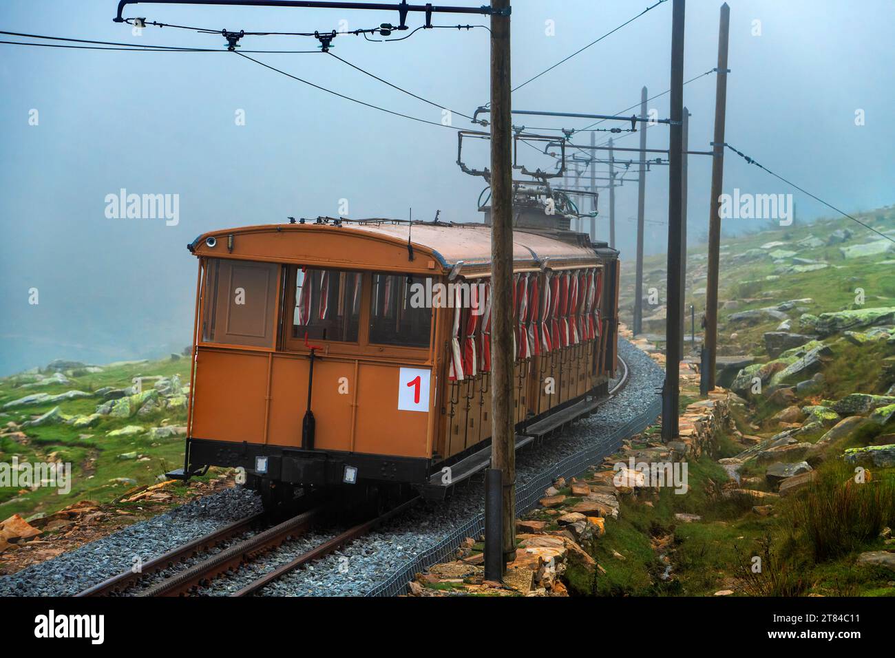 Le train à crémaillère petit train de la Rhune en France va jusqu'au ...