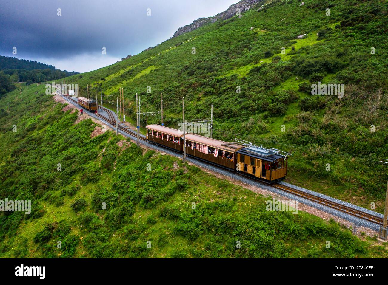 Vue aérienne du petit train de la Rhune chemin de fer à crémaillère en ...