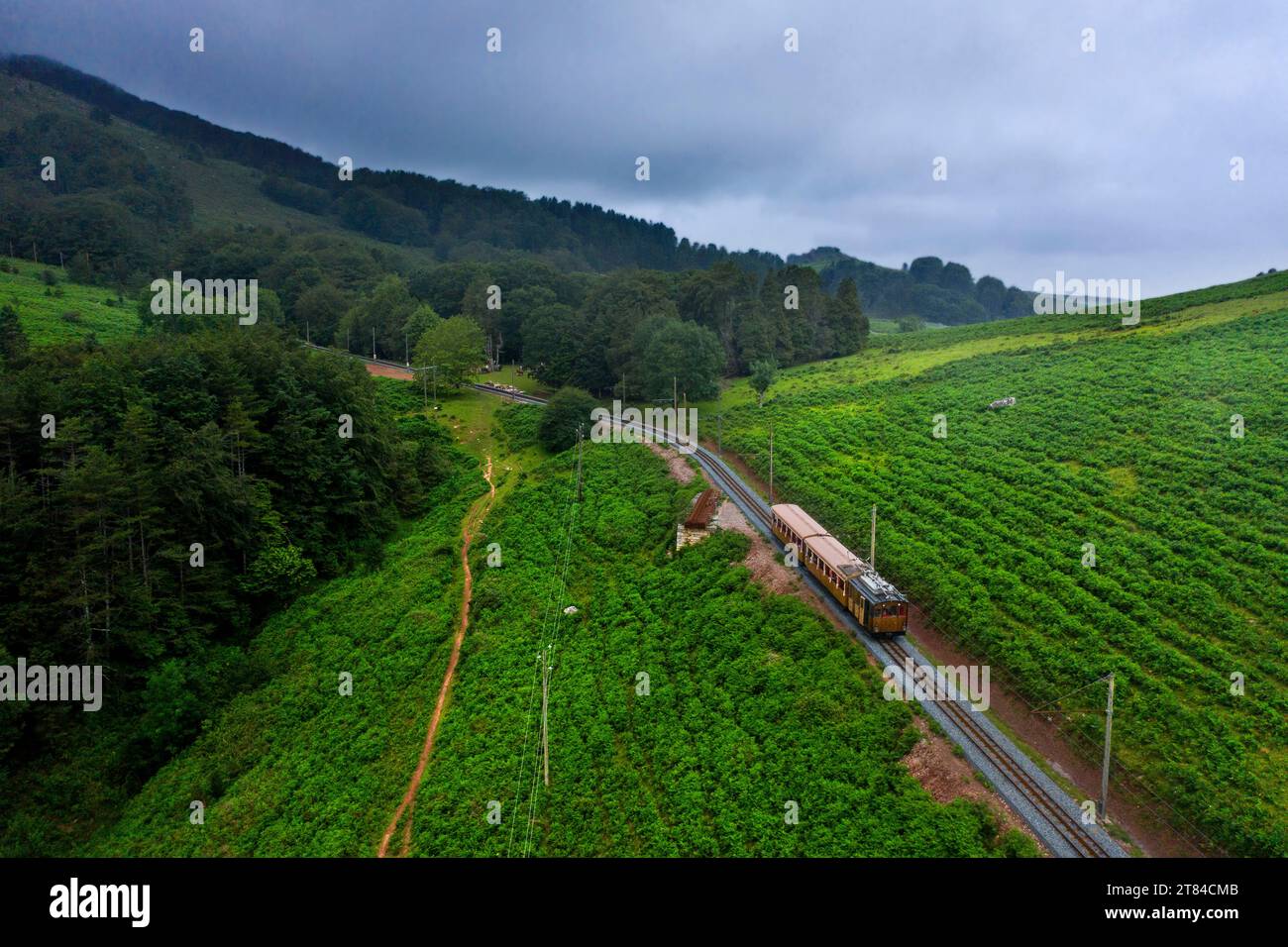 Vue aérienne du petit train de la Rhune chemin de fer à crémaillère en ...