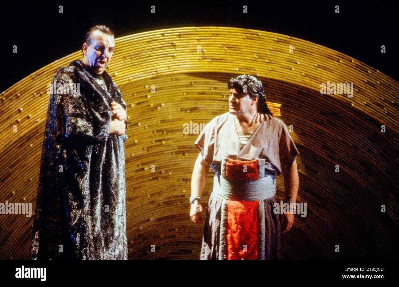 de gauche à droite : Richard Angas (Johor), Andrew Shore (Doeg) dans LA ...