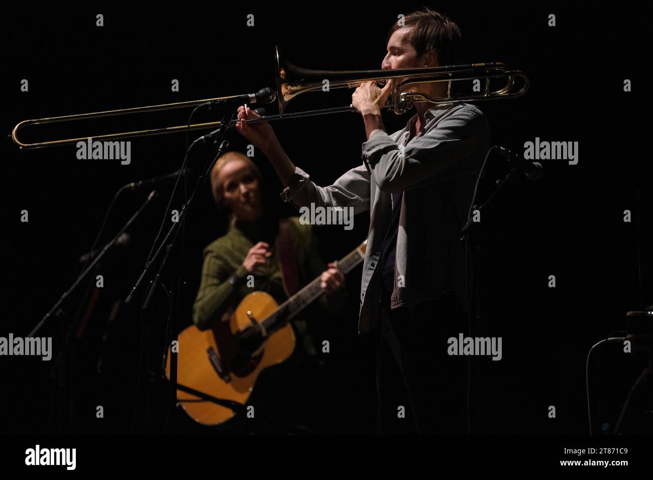 La chanteuse danoise Tina DICO et la musicienne islandaise Helgi ...