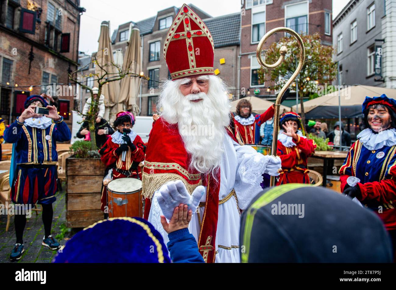 St. Nicholas est vu donner cinq aux enfants qui l'attendent. Le premier ...