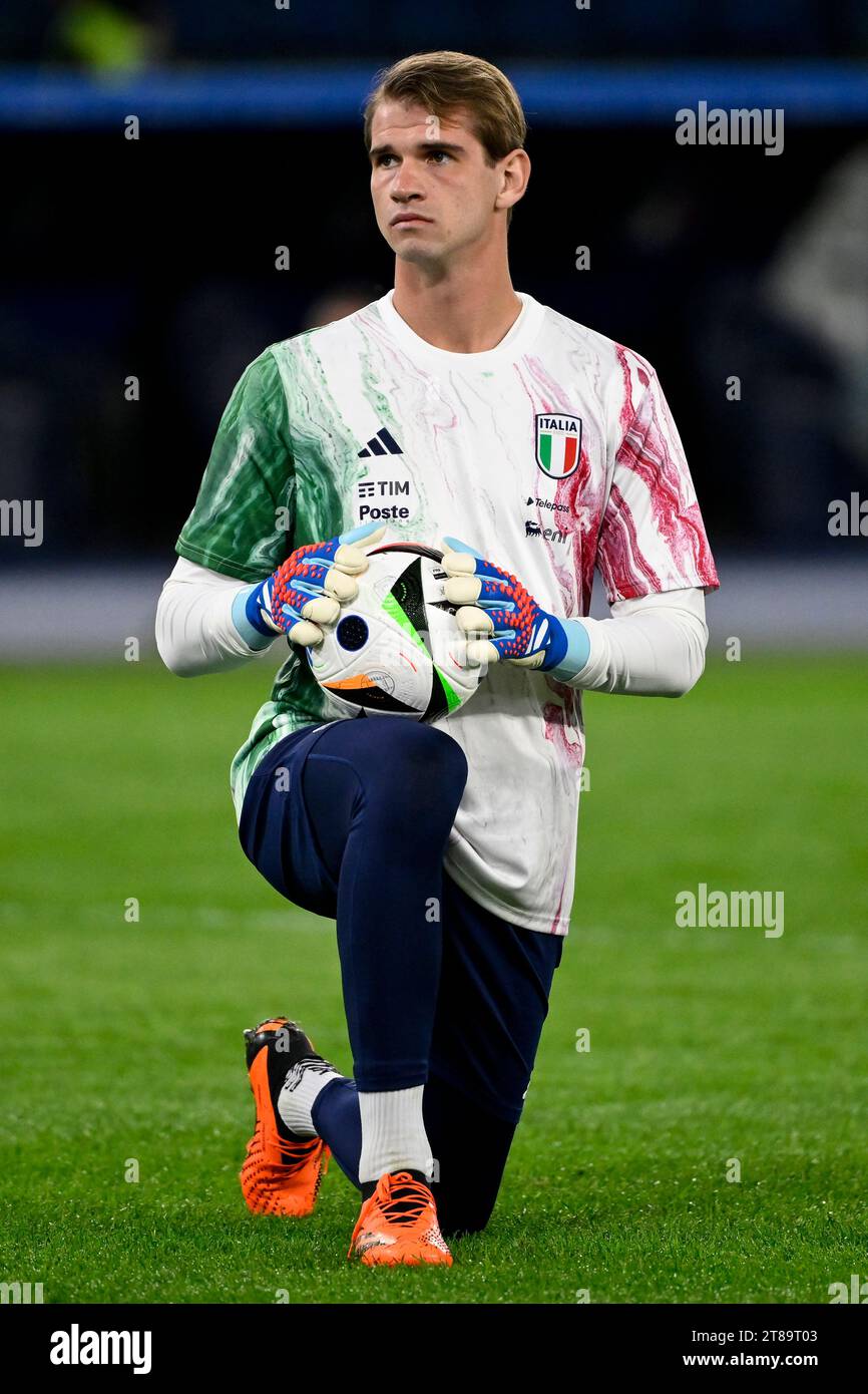 Ivan Provedel, de l'Italie, s'échauffe lors du match de football du ...