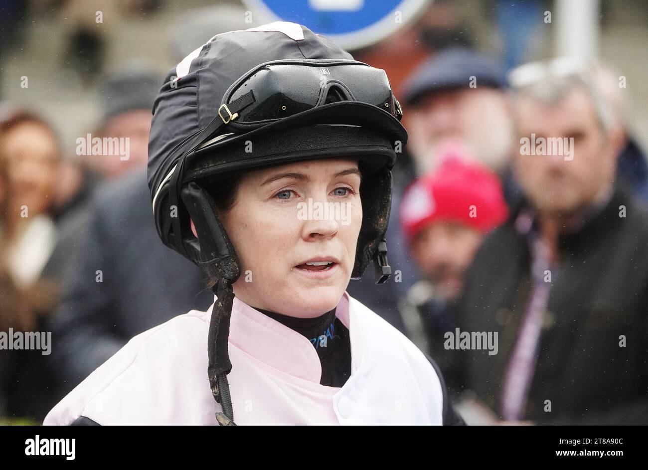 Le jockey vainqueur Rachael Blackmore sur le ring après look to the ...