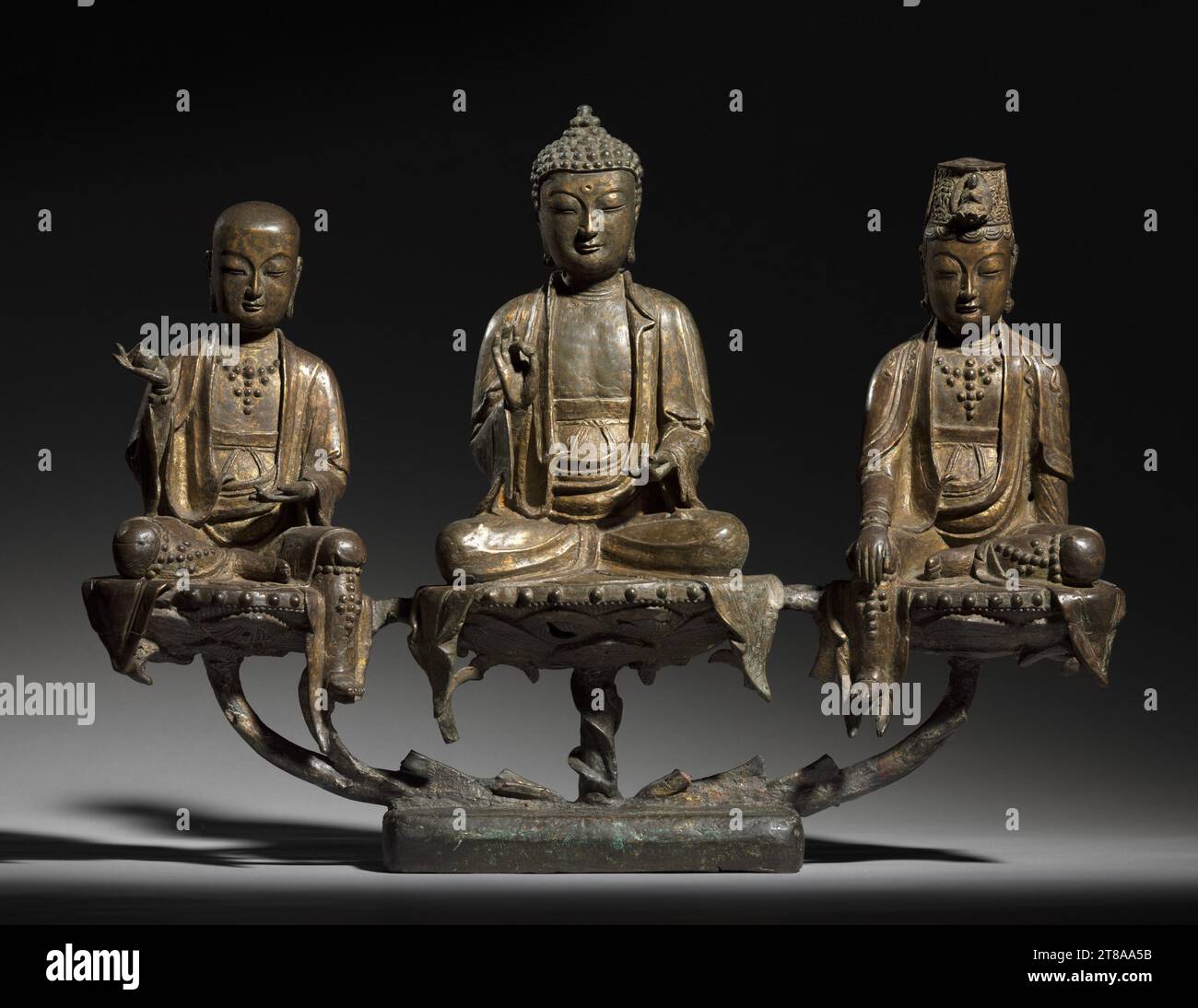 Cette rare triade de bronze des années 1400 montre Amitabha (???? En ...
