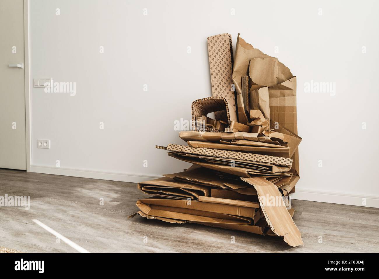 Pile de déchets de carton avec symbole PAP 21. Concepts de recyclage du ...