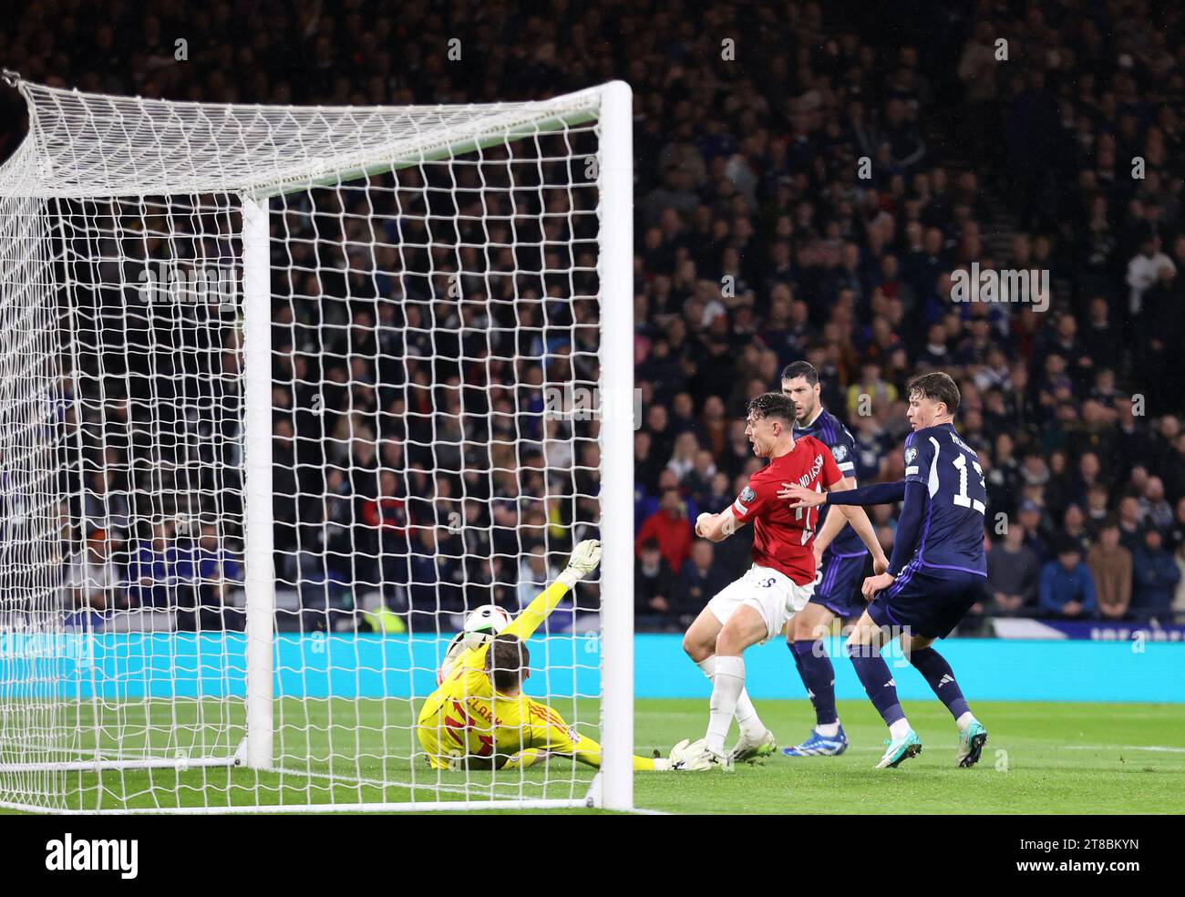 Le Norvégien Jorgen Larsen marque le deuxième but de son équipe lors du ...