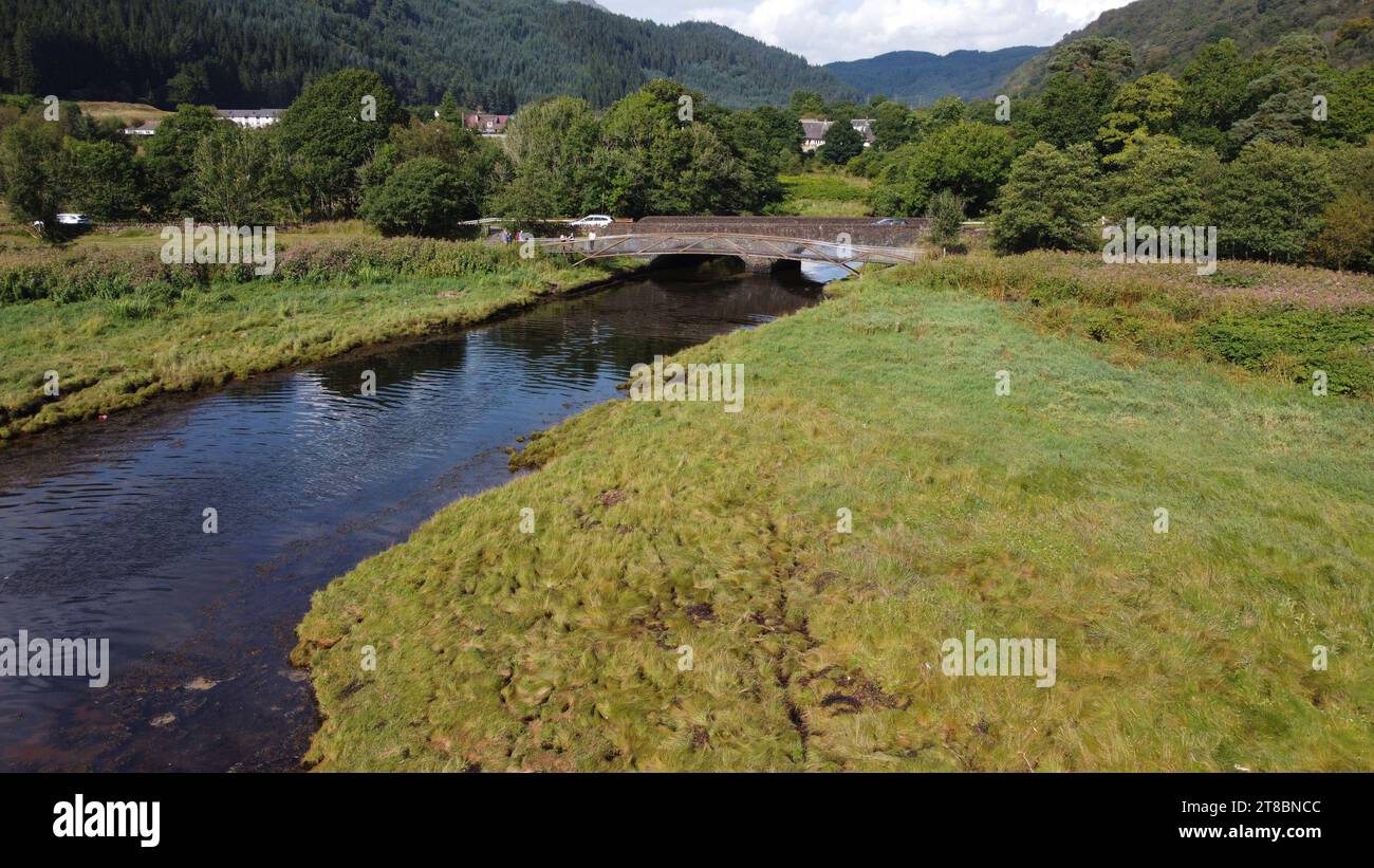 Ruisseaux serpentant dans l'herbe verte Banque de photographies et d ...