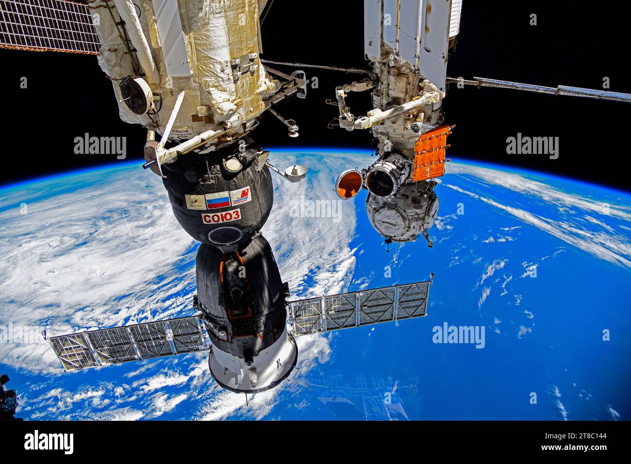 ISS - 14 novembre 2023 - vaisseau spatial Soyouz MS-24 (premier plan) qui transportait l ...