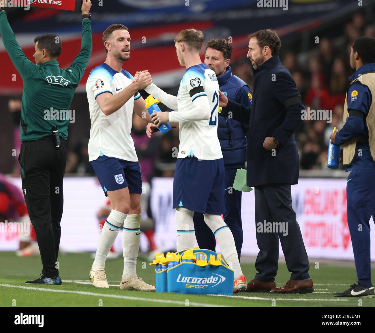 Jordan Henderson (E) est remplacé par Cole Palmer (E) lors du match de qualification Angleterre ...