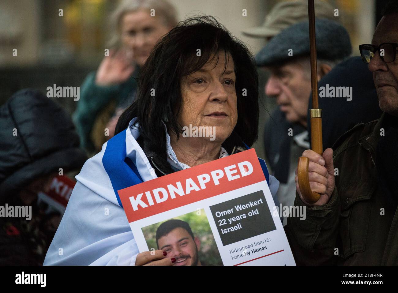 Femme tenant la photo d'un otage kidnappé par le Hamas, Femme tenant la photo d'un otage kidnappé par le Hamas,