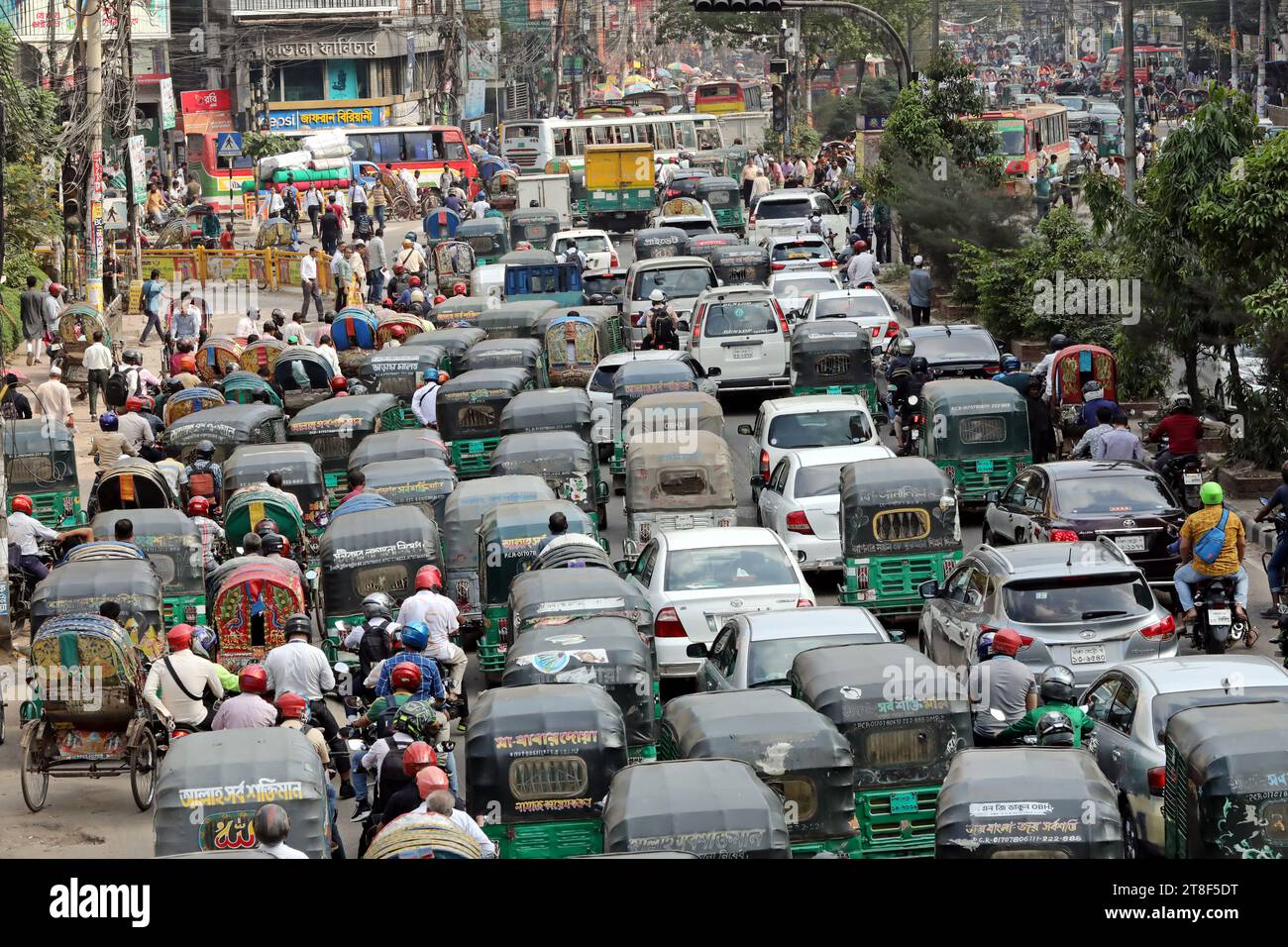 Véhicules coincés dans un embouteillage à Dhaka, au Bangladesh, le 20 ...