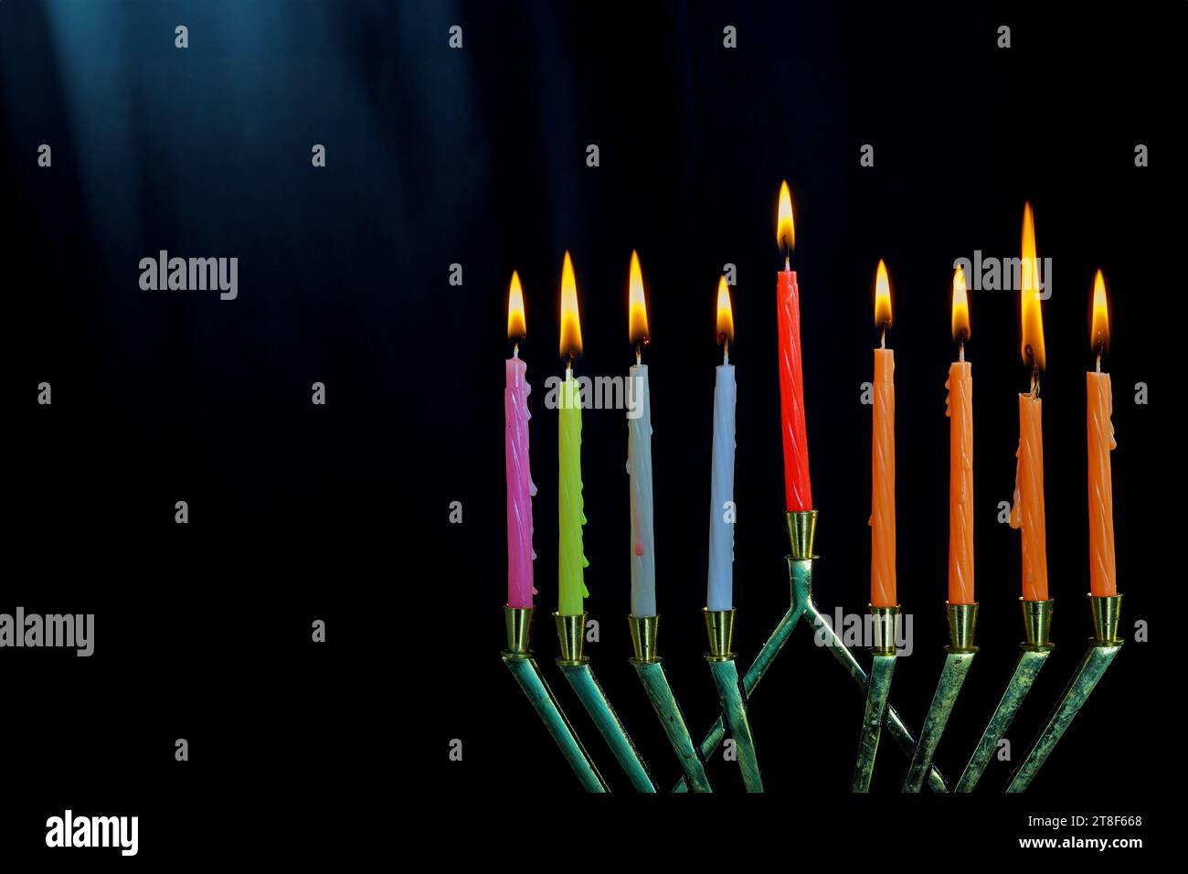 Avec Hanukkiah menorah bougies allumées Hanukkah est le symbole ...