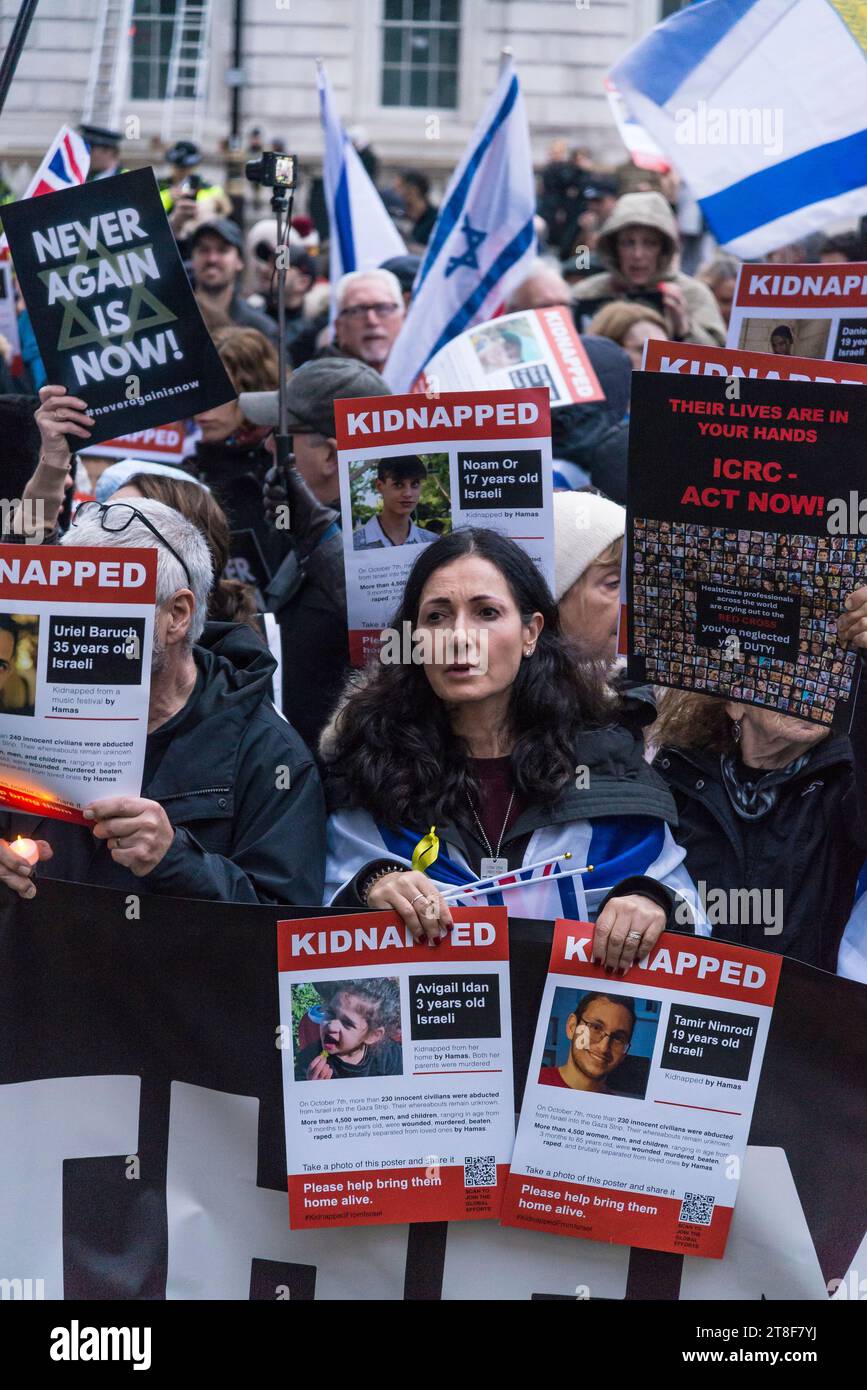 Les manifestants tenant des photos de personnes enlevées par le Hamas ... Les manifestants tenant des photos de personnes enlevées par le Hamas ...