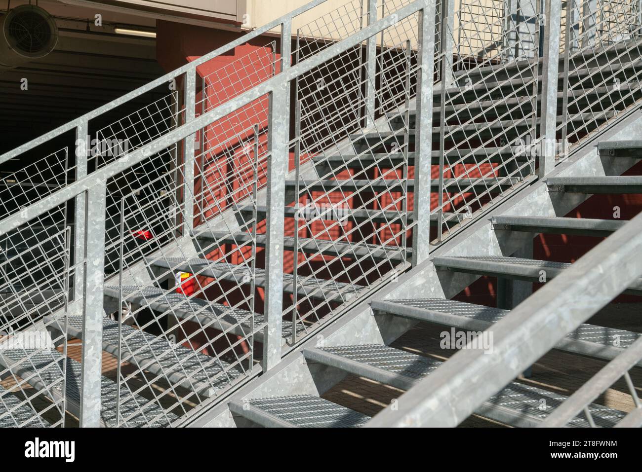escalier d'évacuation en cas d'incendie, passage piétonnier pour sortie ...