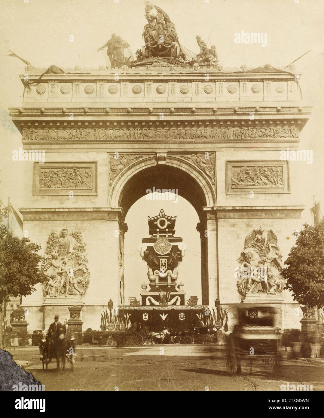 Vue de la catafalque sous l'Arc de Triomphe depuis l'avenue de la ...