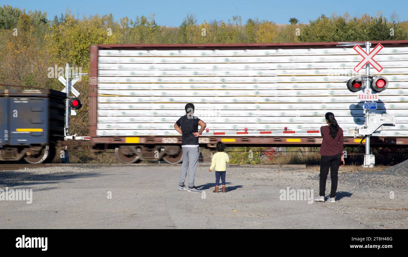Famille attendant le train Banque de photographies et d’images à haute ...