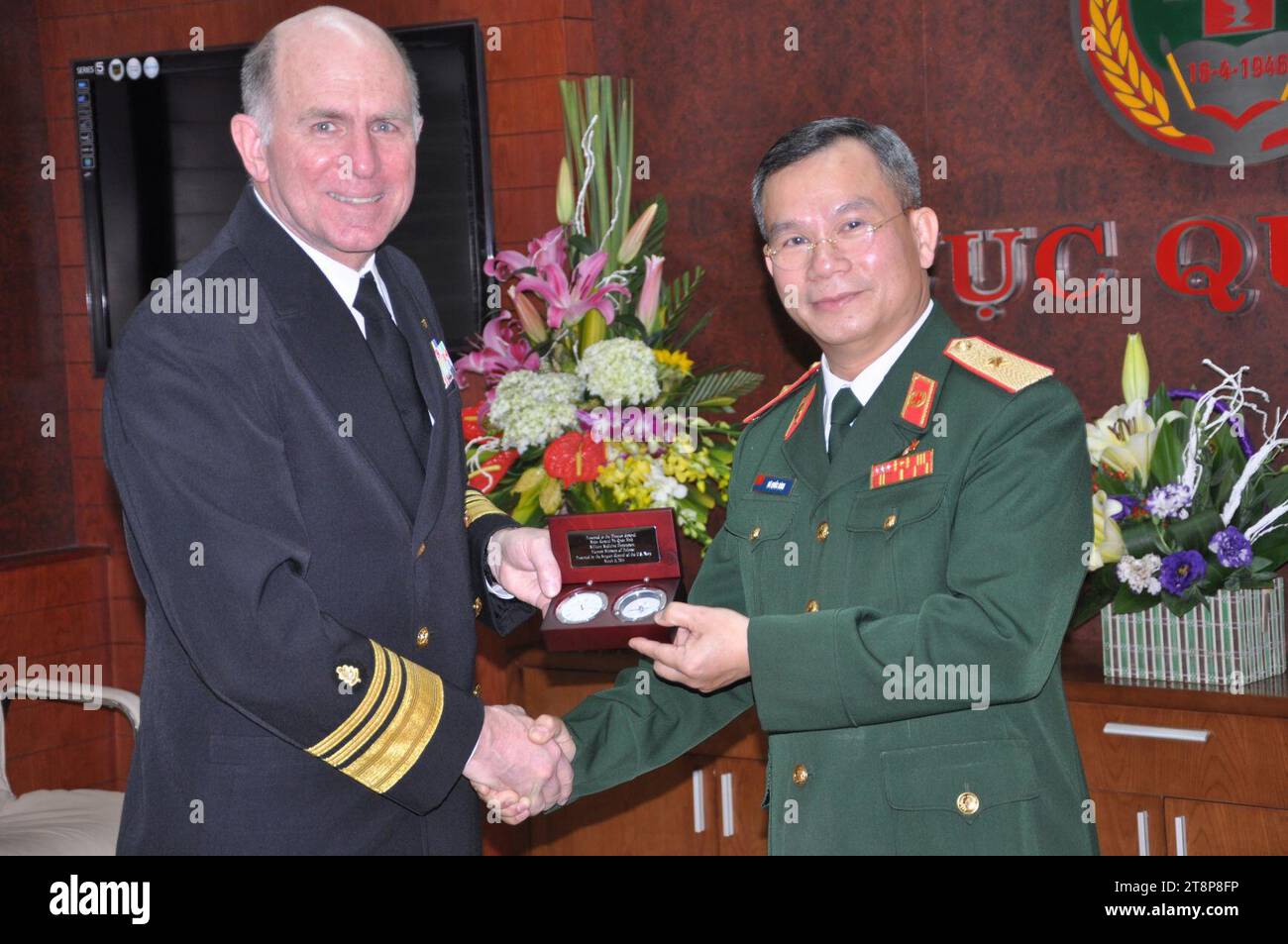 Le vice-amiral Matthew Nathan, chirurgien général de la Marine, et le major général vu Quoc Binh ...