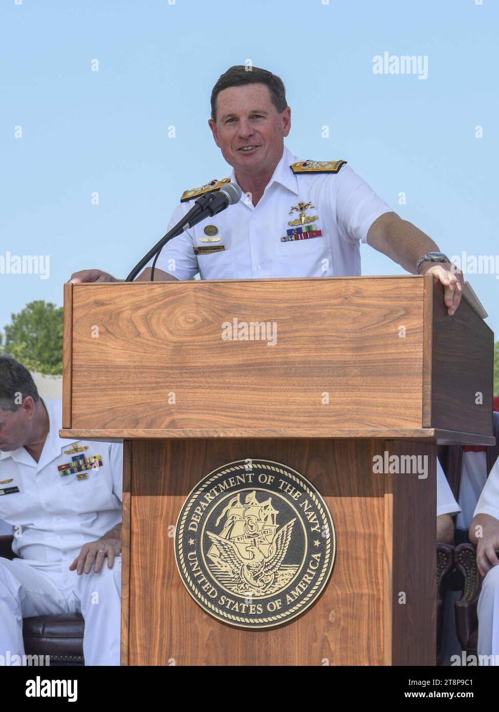 Le vice-amiral Mark Hammond prend la parole lors d'une cérémonie de ...