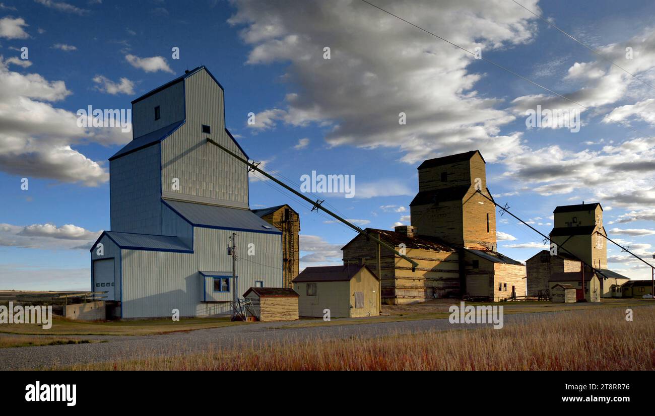 Mossleigh Alberta. Au Canada, trois vieux silos à grains, très ...