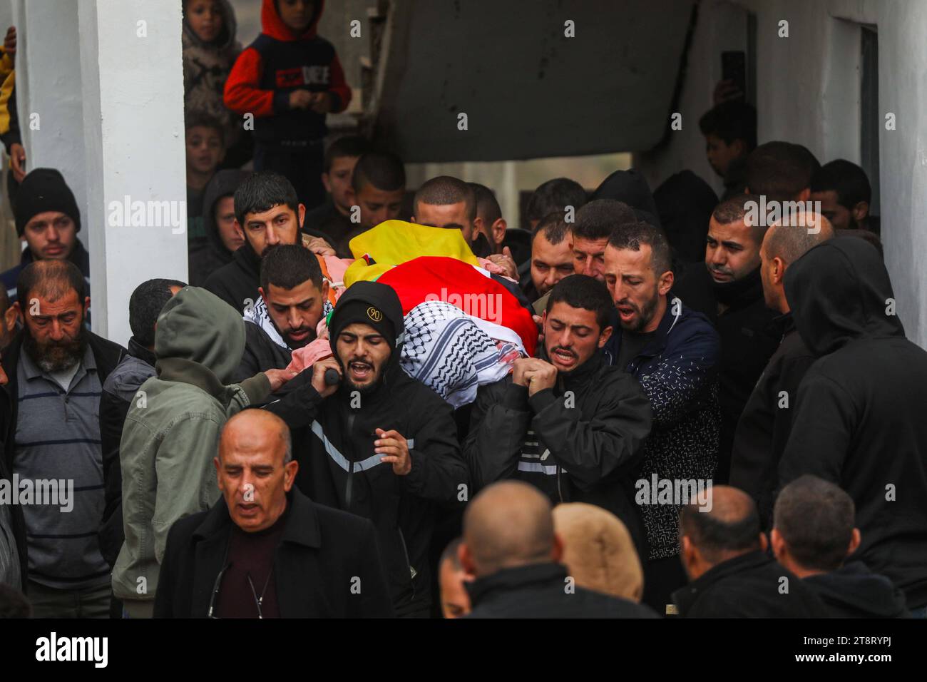 NOTE À LA RÉDACTION : CONTENU GRAPHIQUE. Les personnes en deuil portent ...