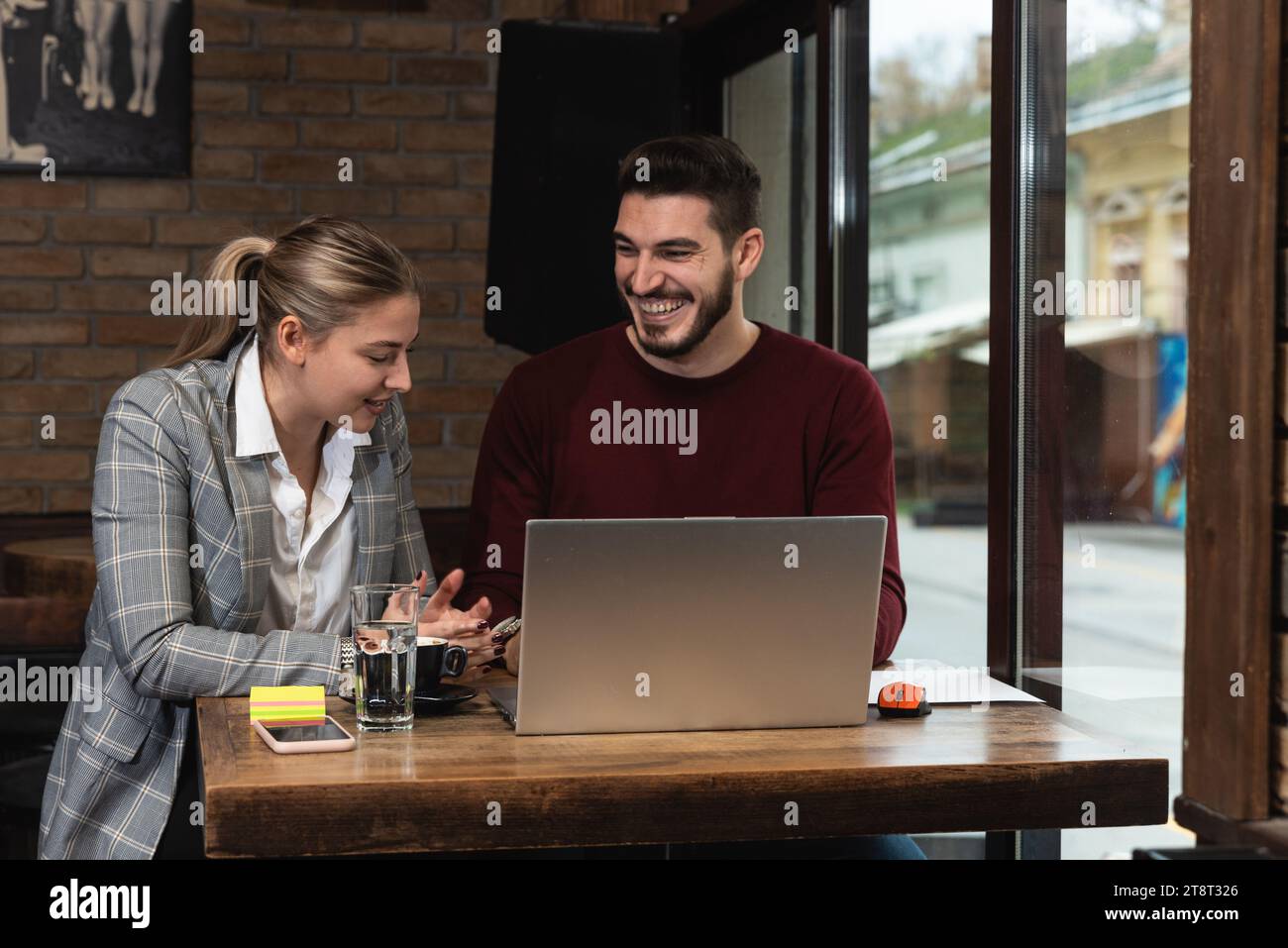 Propriétaire et gérant de café restaurant faisant rapport financier ...