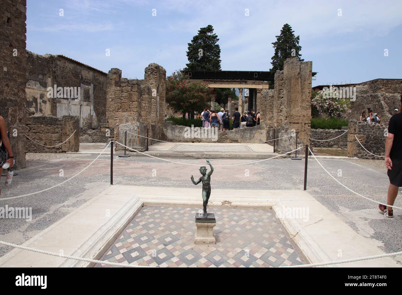 Ruines de Pompéi : Maison du faune avec copie de la statue du faune ...