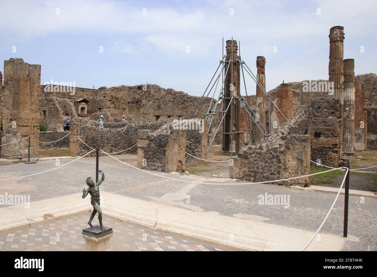 Ruines de Pompéi : Maison du faune avec copie de la statue du faune ...