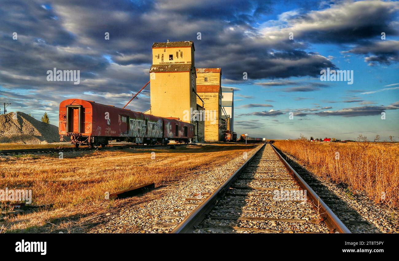 Aspen Crossing Railway Mossleigh, il y a trois silos à grain à ...