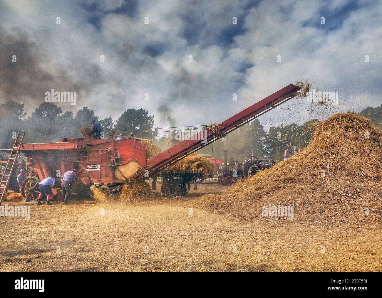 Grain thresher farm Banque de photographies et d’images à haute ...