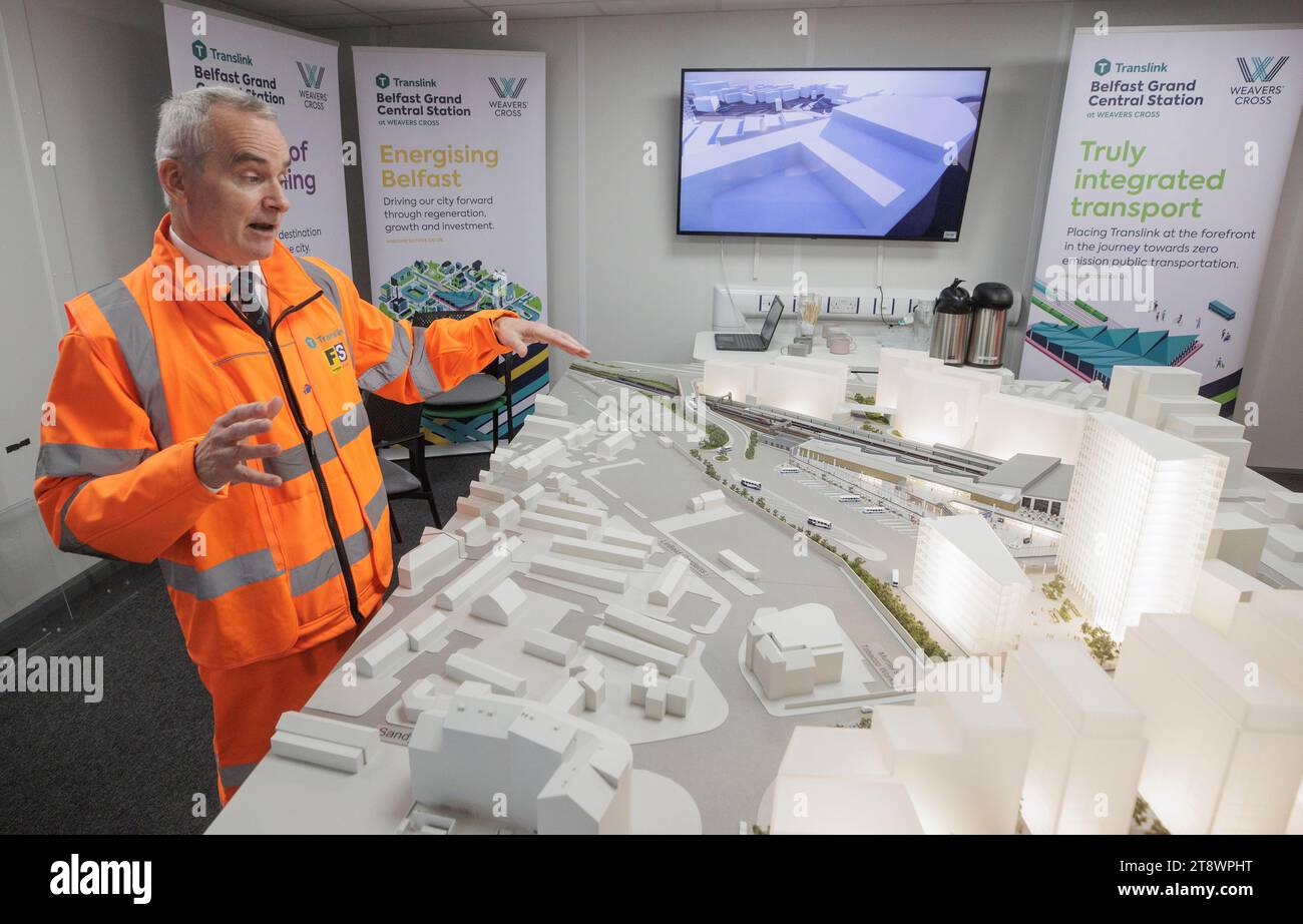 Chris Conway, directeur général de Translink, montre aux médias une ...