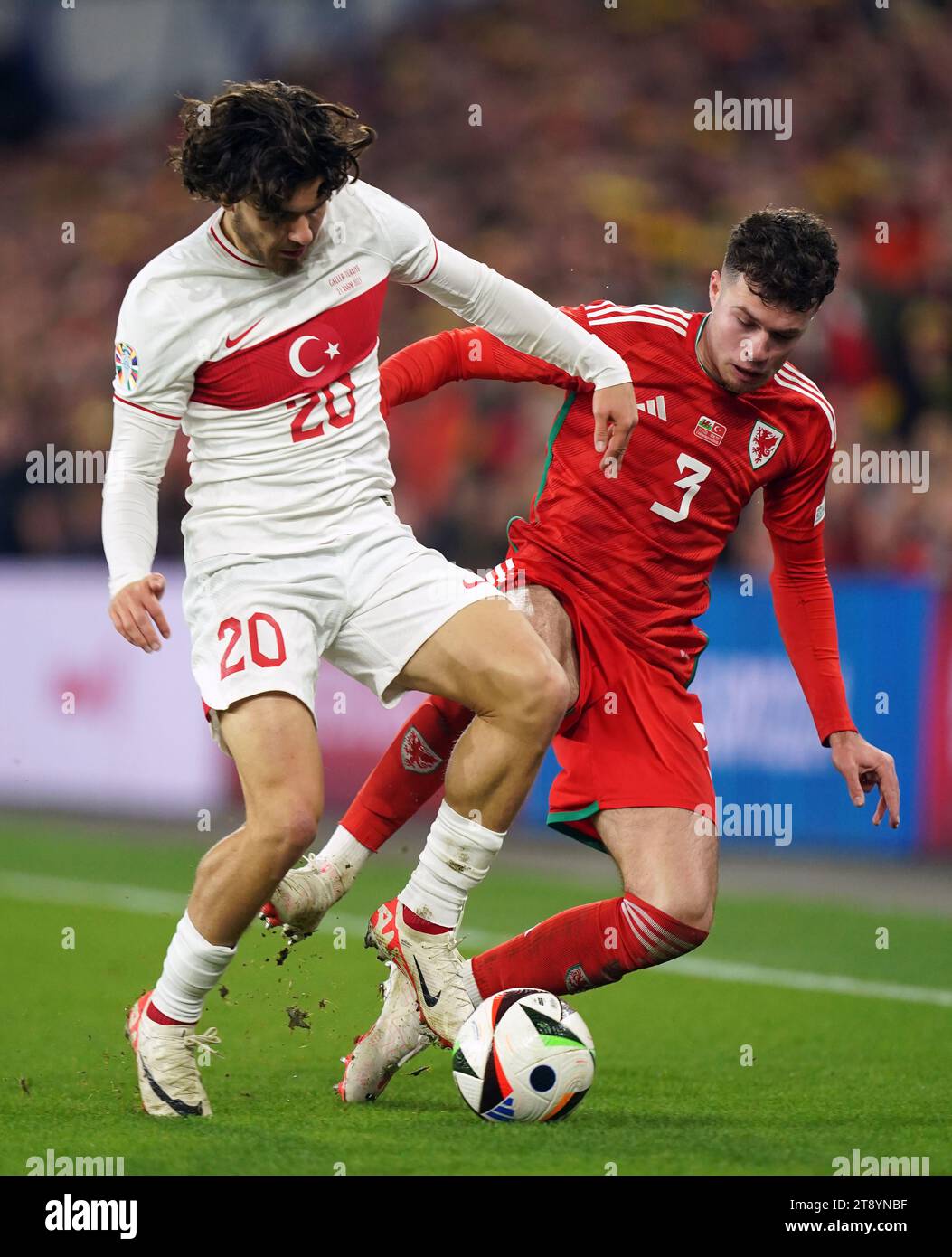 Le turc Ferdi Kadioglu (à gauche) et le gallois Neco Williams s ...