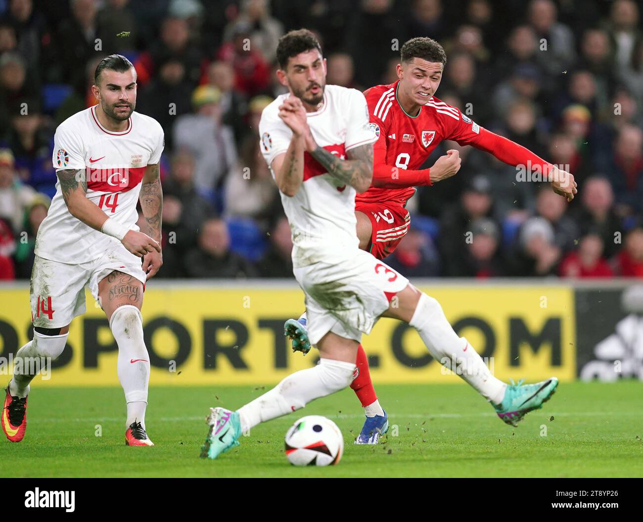 Brennan Johnson du pays de Galles tente un tir au but lors du match de ...