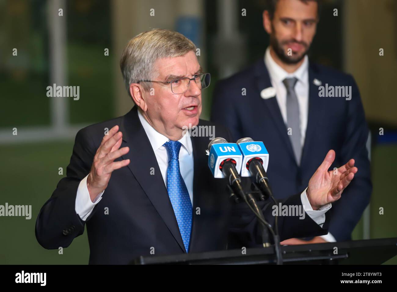 New York, États-Unis. 21 novembre 2023. Thomas Bach (à gauche ...