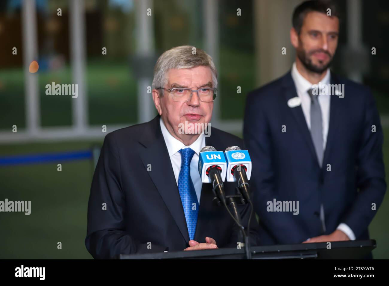 New York, États-Unis. 21 novembre 2023. Thomas Bach (à gauche ...
