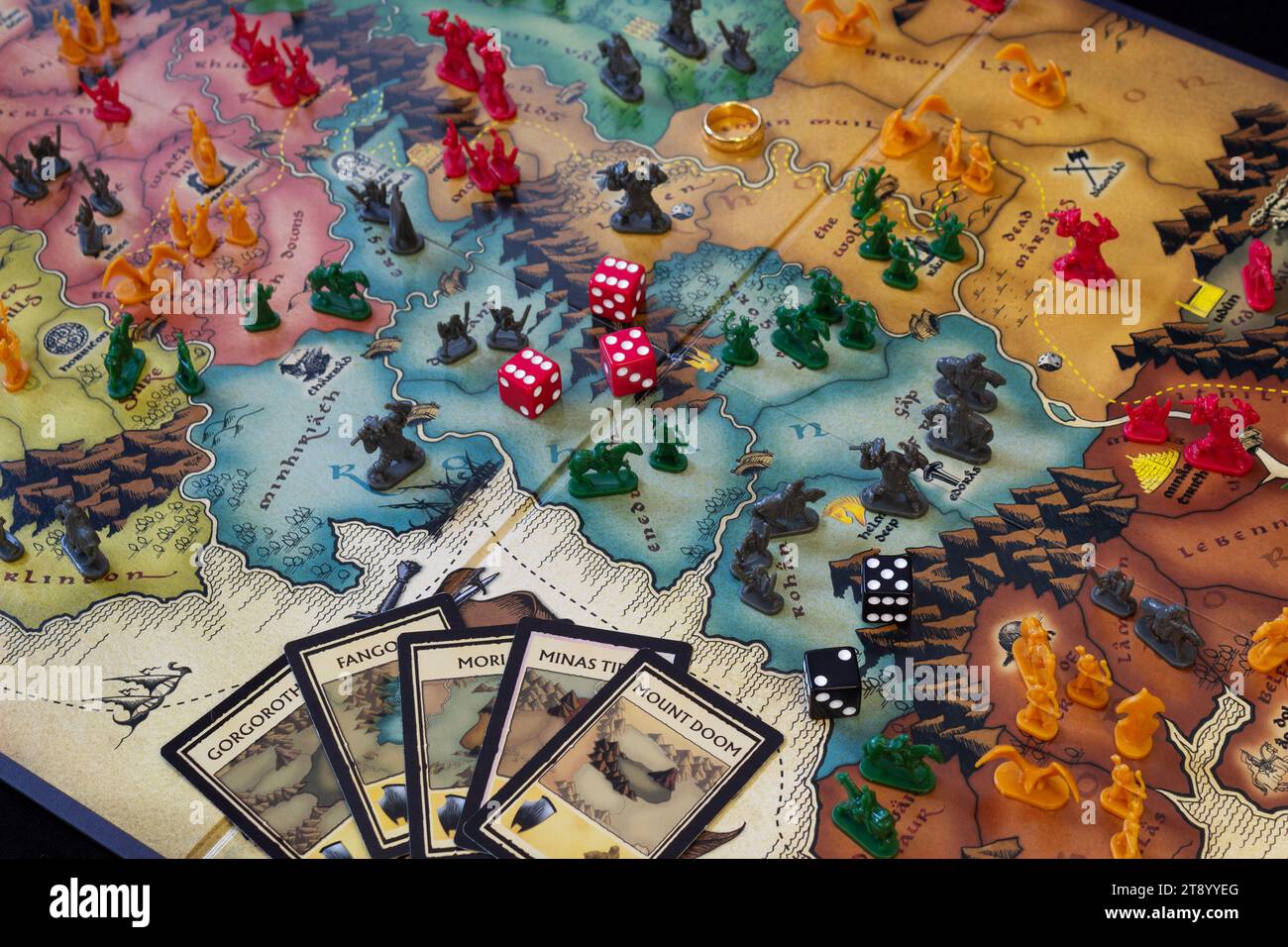 Gros plan sur une carte de jeu de société de stratégie de Lord of the Rings Risk avec des pions ...