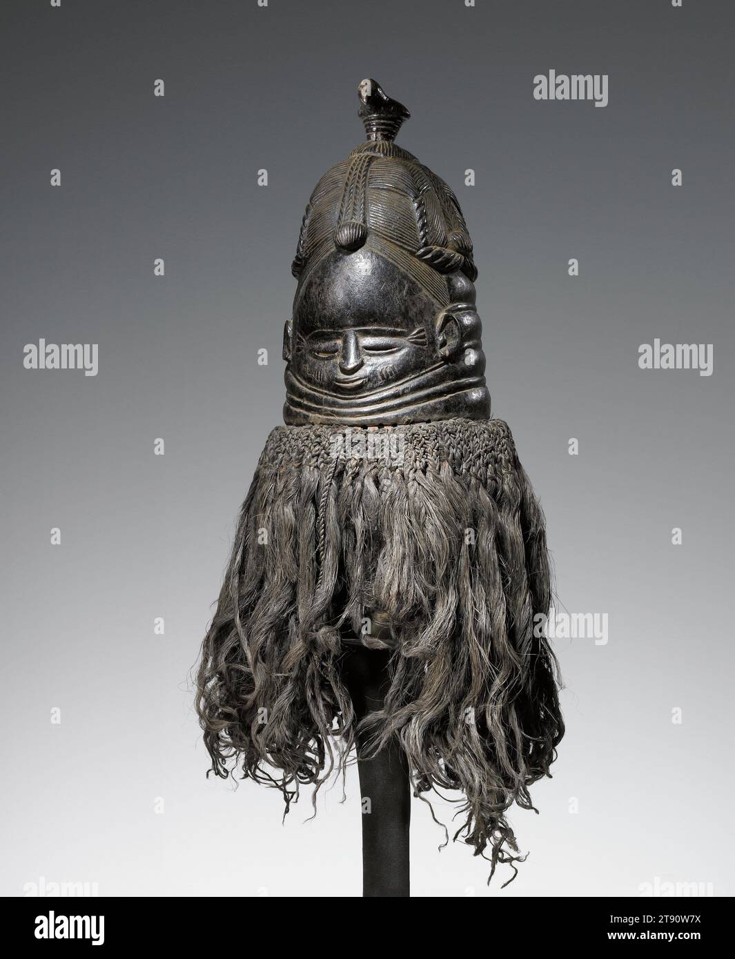 Masque Sande, deuxième quart du 20e siècle, 13 x 8 x 8 po. (33,0 x 20,3 ...