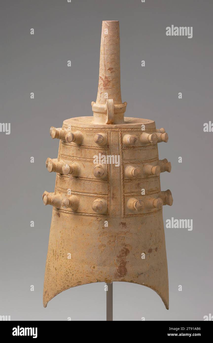 Modèle d'une cloche Yongzheng, 4e siècle avant notre ère, 14-3/4 x 6-1/2 x 6-1/8 po. (37,5 x 16 ...