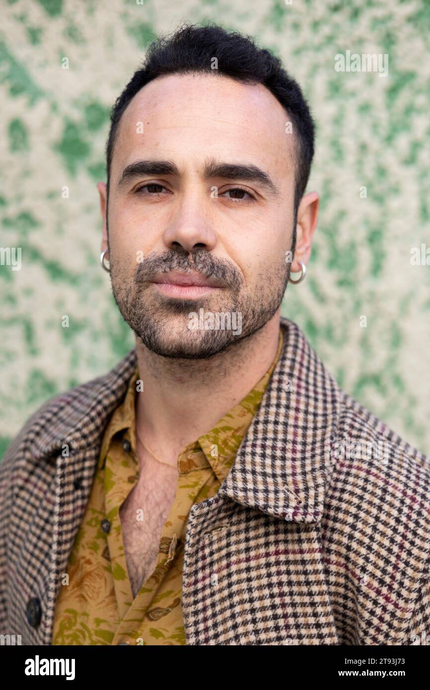 L'acteur Fernando Barona pose une séance de portrait lors de la ...