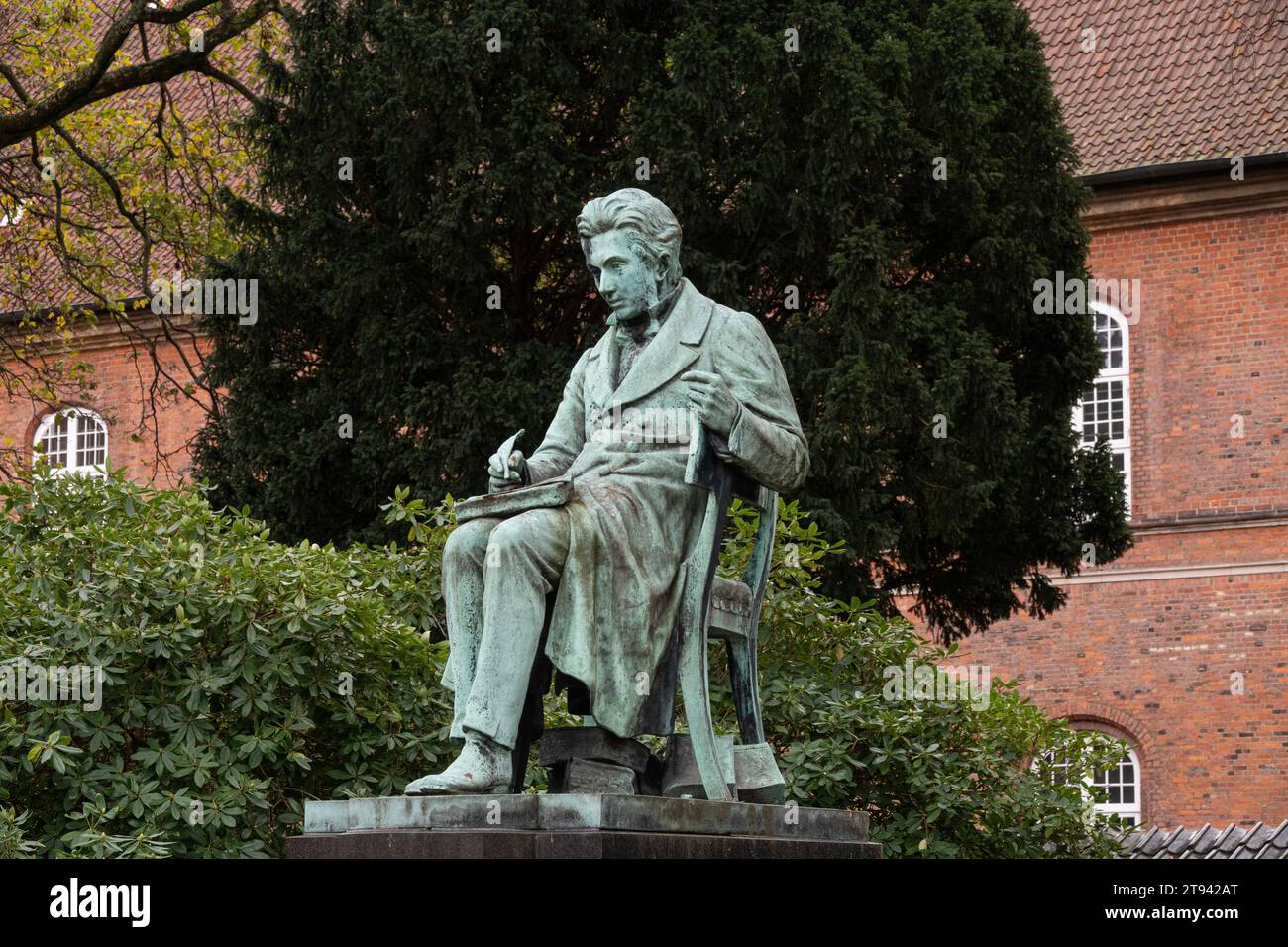 Statue de Søren Kierkegaard dans le jardin de la Bibliothèque royale à ...