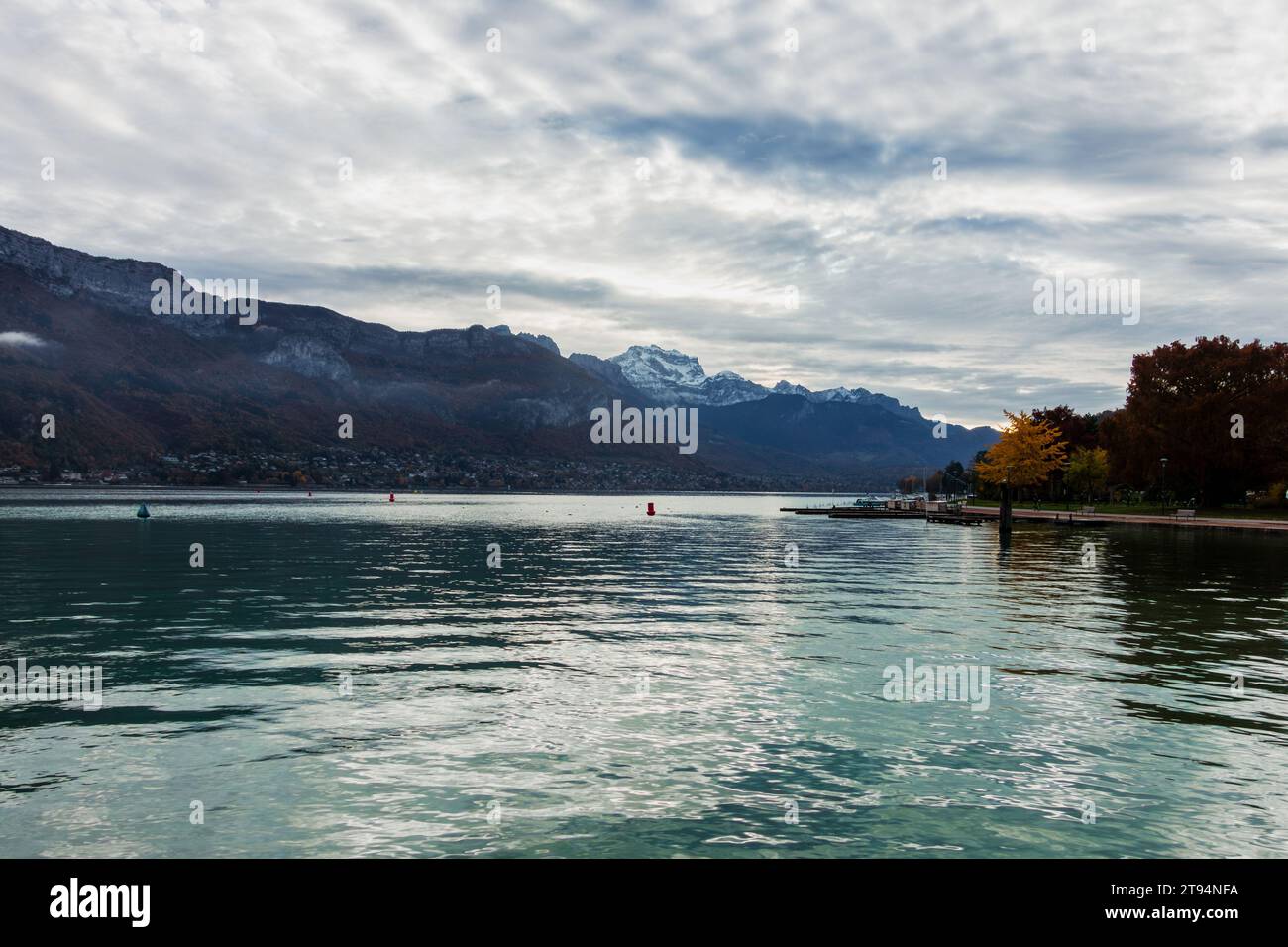 Lake annecy winter Banque de photographies et d’images à haute ...