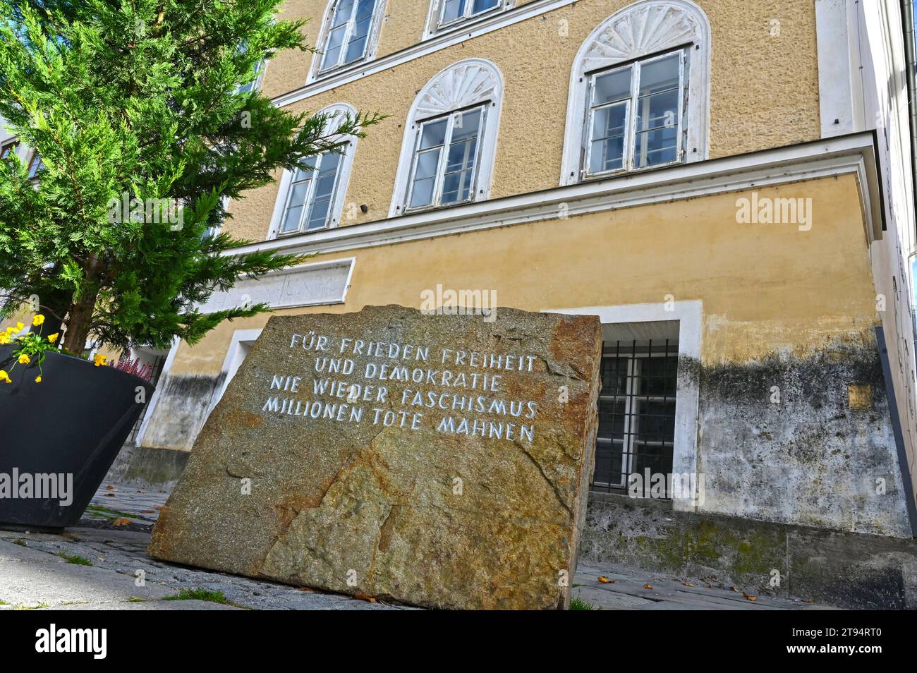 Lieu de naissance d'Hitler - reconstruction et, sur la place derrière ...