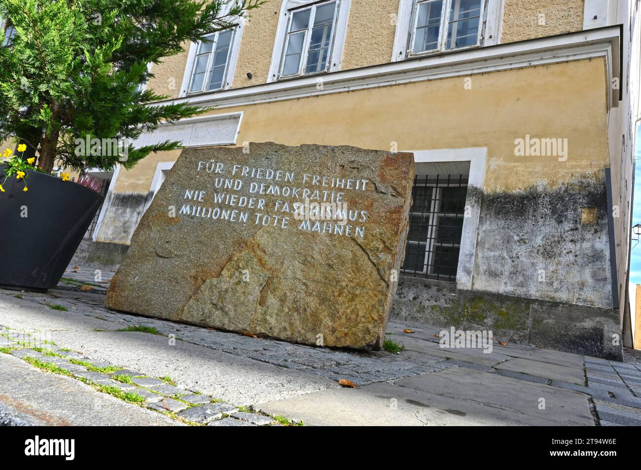 Lieu de naissance d'Hitler - reconstruction et, sur la place derrière ...