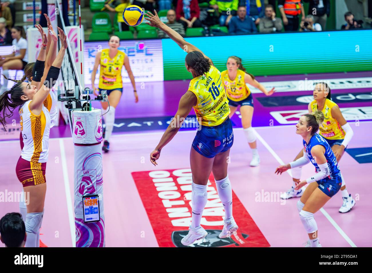 Trévise, Trévise, Italie. 22 novembre 2023. Khalia Lanier (C) du Prosecco Doc Imoco Conegliano ...