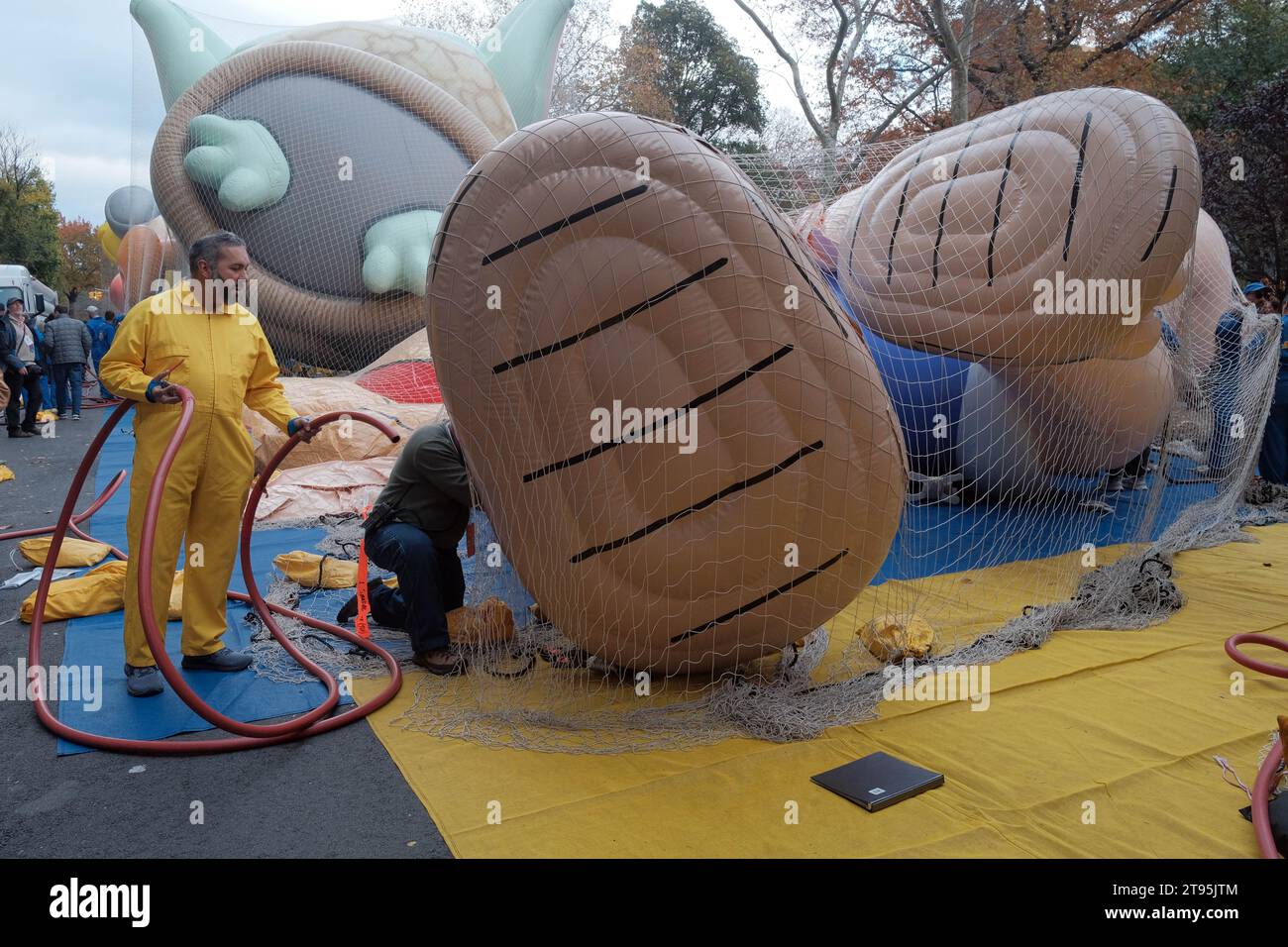 New York, New York, États-Unis. 22 novembre 2023. Bébé Yoda, Minions ...